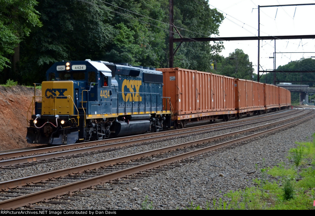 CSX GP40-2 4424 leads Q706-20